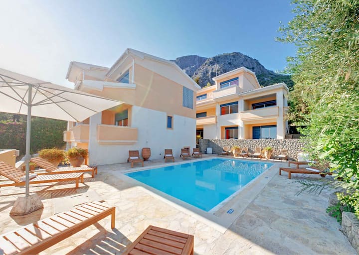 Stylish Seaside Apartments With Pool And Sea View - Ksamil