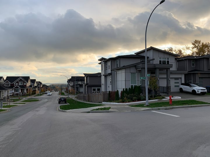 The Peaceful Retreat-private 2br Suite • Parking - Surrey