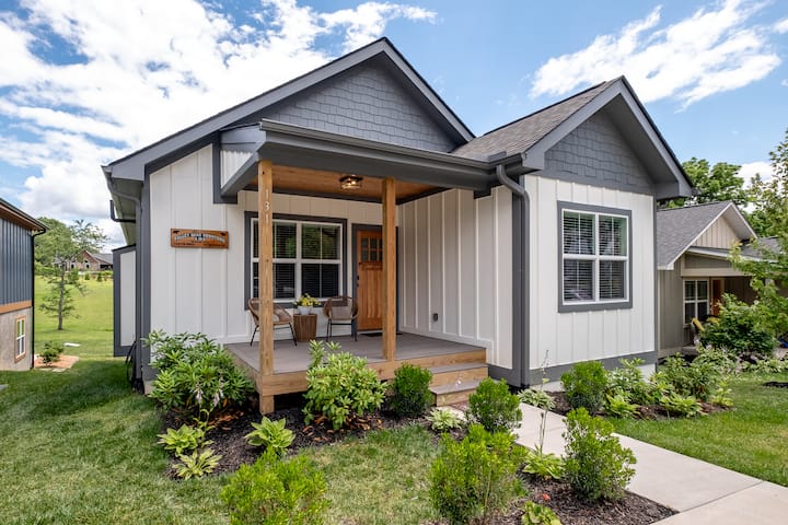 Walkable Downtown 5br | Hot Tub + Resort Access - Brevard, NC