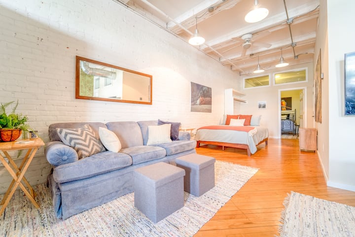 Modern Urban Stay: Dtwn Apt &Patio - Ross Park Zoo, Binghamton