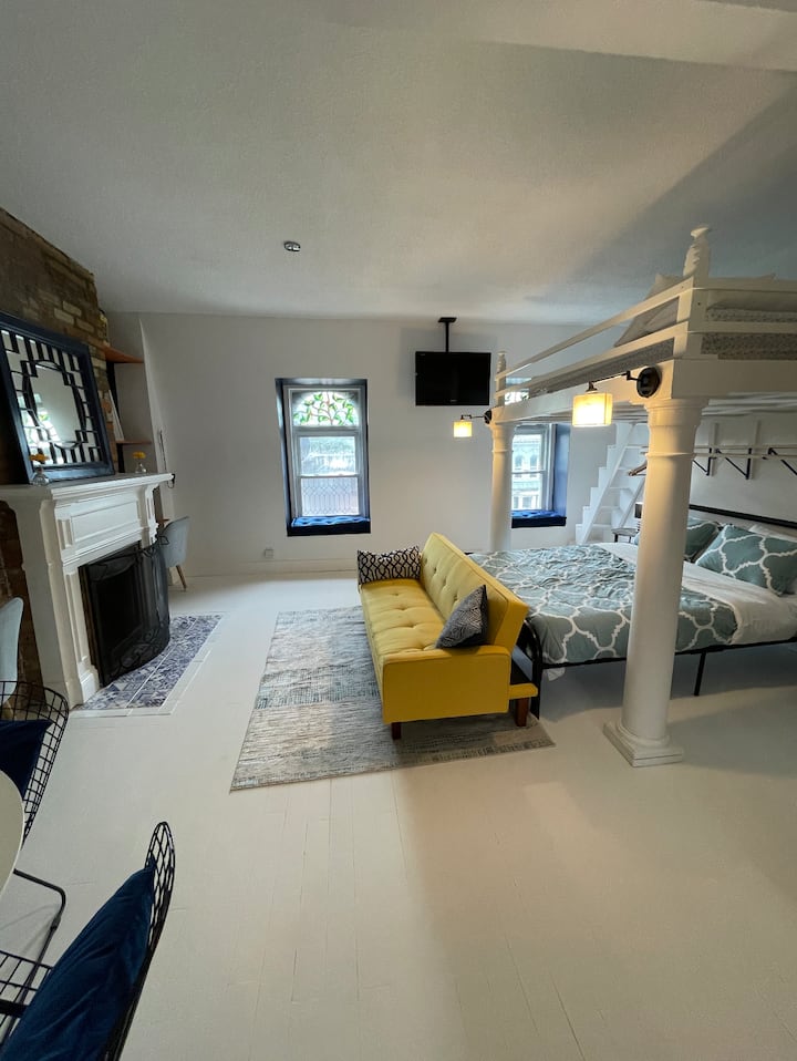 Unique Studio Apartment With Free Parking - Toronto