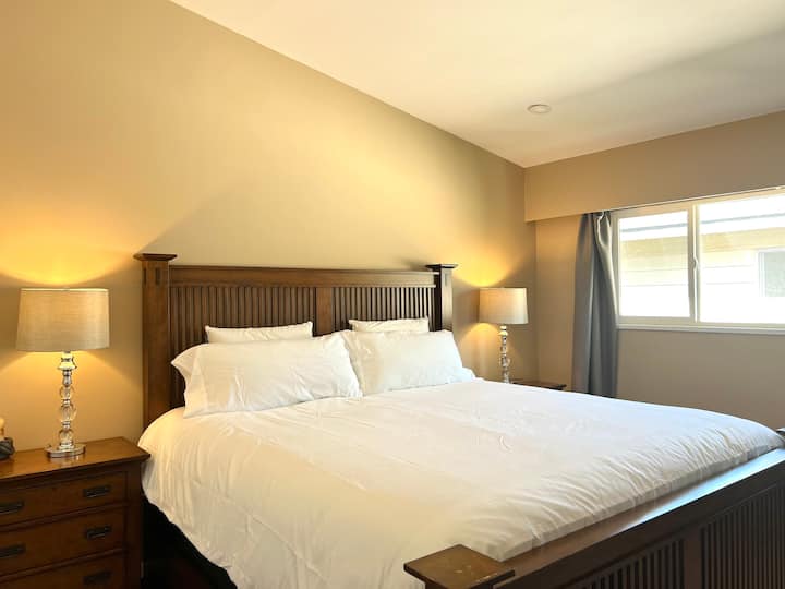 Classic King Size Bed And Private Bathroom - Ladner