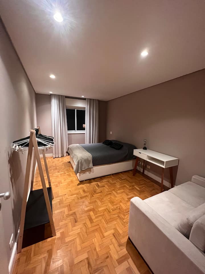 Spacious Bedroom With Queen Bed In Pinheiros - Pinheiros