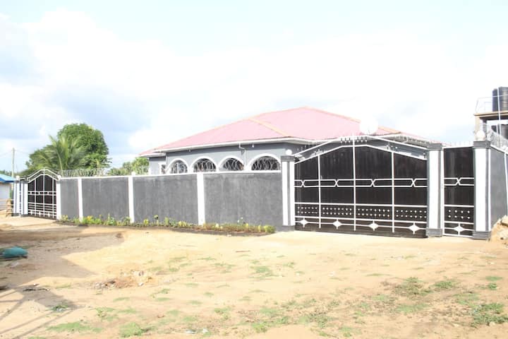 Cozy Two Bedroom Apartment! - Monrovia