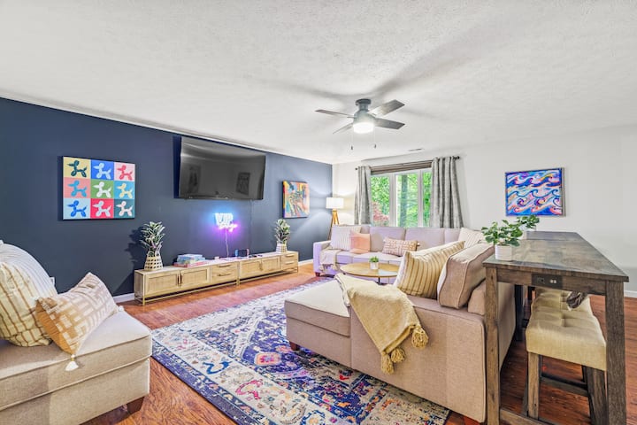 Huge Mountain Lodge! Hot Tub, Fire Pit, Game Room! - Massanutten, VA