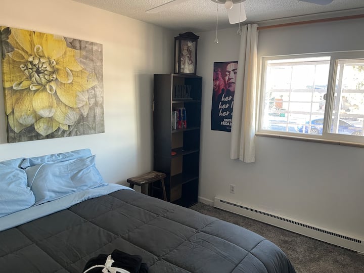 Queen Bed In A Large Home. - Aurora, CO