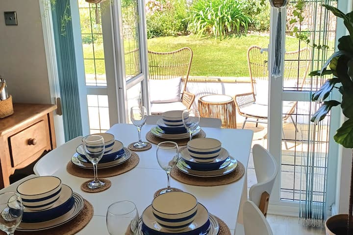 Bungalow Sleeps 6 With Parking Near Beaches & Town - Newquay