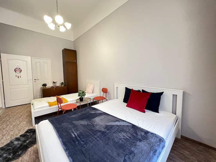 Baross Flat-spacious 5br Flat For 10 Walk To Metro - Budapest