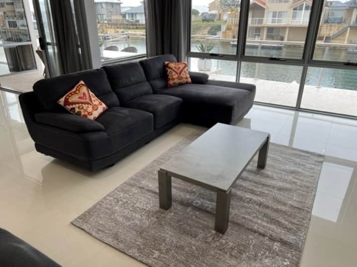 Tranquil Canal Retreat - Mandurah