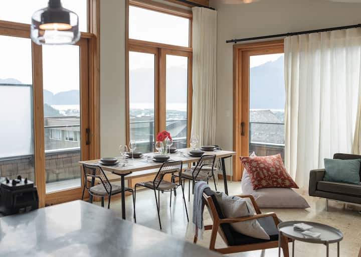 Luxury Home | Panoramic Ocean Mountain Views - Squamish