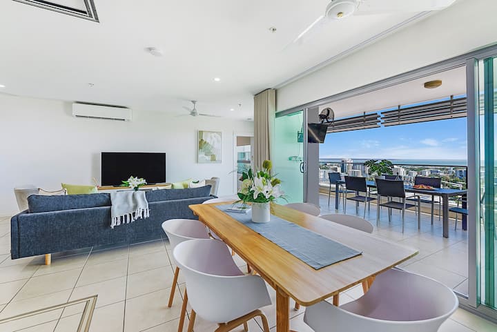Crystal Waterfront: A Panoramic Balcony Haven - Darwin