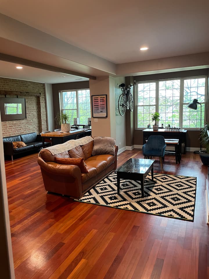 Clean&spacious Bronzeville Loft - Chicago, IL