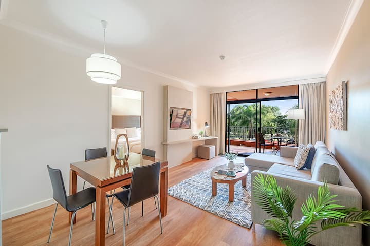 Harbour Highlight: Poolside Living On Esplanade - Darwin