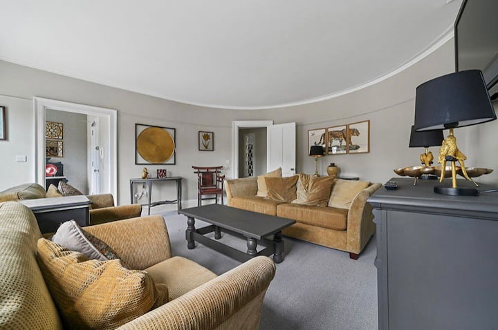 Stylish And Spacious Apartment Set In The Town - Suffolk