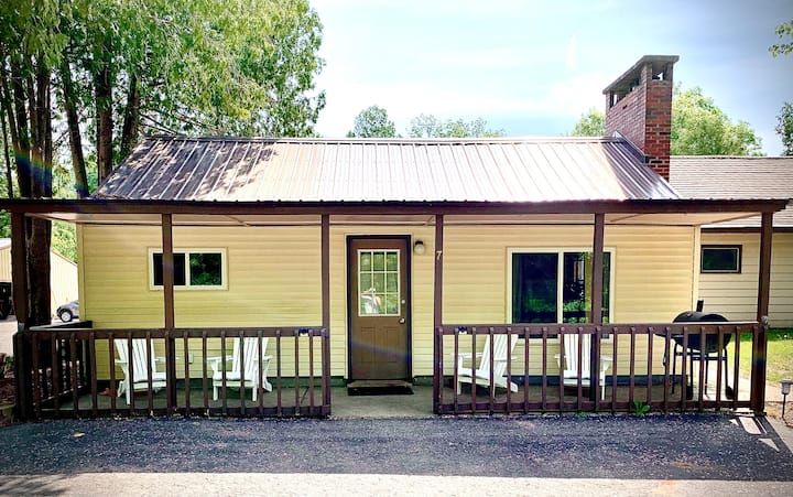 The Benzonia Rustic Resort Wolverine Cottage - Beulah, MI