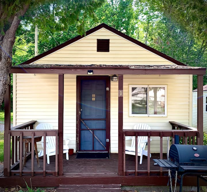 The Benzonia Rustic Resort Cardinal Cottage - Honor, MI