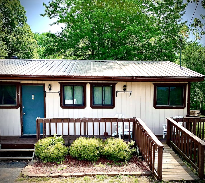 The Benzonia Rustic Resort Suite - Honor, MI