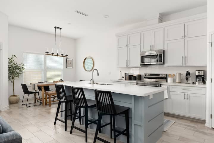 New Modern Luxury - Sleeps 8 - Brownsville, TX