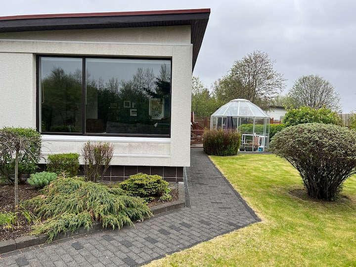 City Oasis: Charming Villa Near Urban Greenery - Reykjavík
