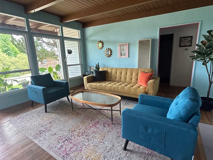 Cozy, Colorful Westside 2 Br - Ukiah, CA