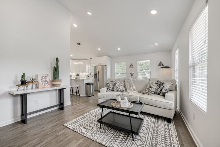 Quaint Haven ~ Mins To Downtown ~ Queen Beds ~ Pkg - 比福德
