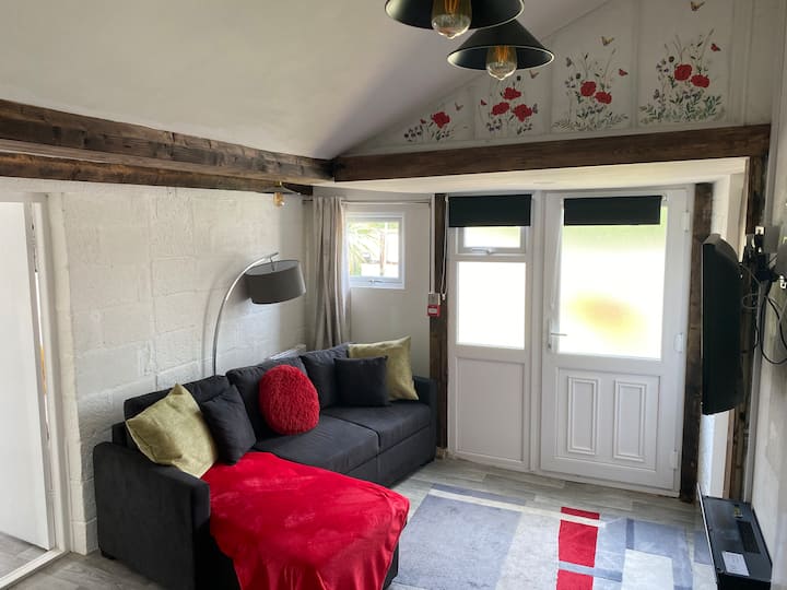 Poppy Adults Only Pet Friendly. - Bembridge