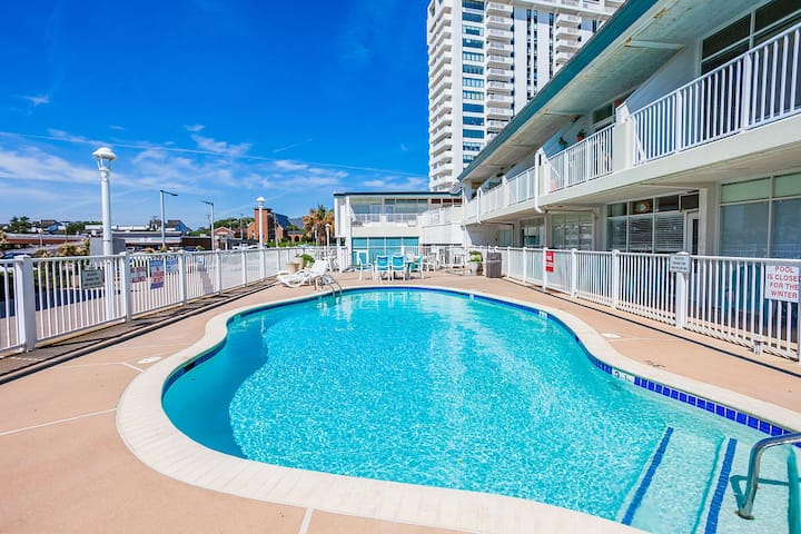 Oceanfront Studio: Boardwalk, Beach, & Pool Views -