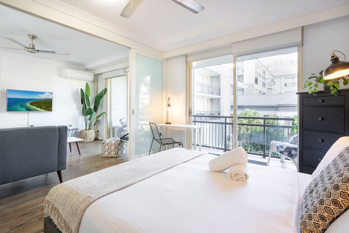 Comfy 1bd Aprt W/pool,tennis&gym - Broadbeach