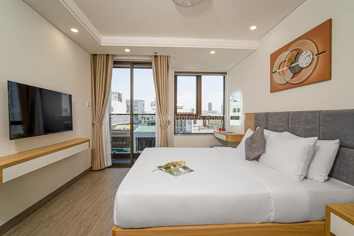 Riverside | Modern 1-bedroom Apartment Near River - 다낭