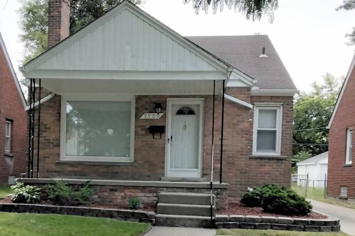Detroit Home Away From Home - Dearborn, MI