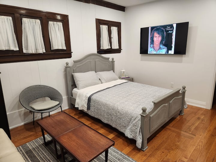 Classic Home, Newly Renovated, 2 Bedrooms - Niagara Falls