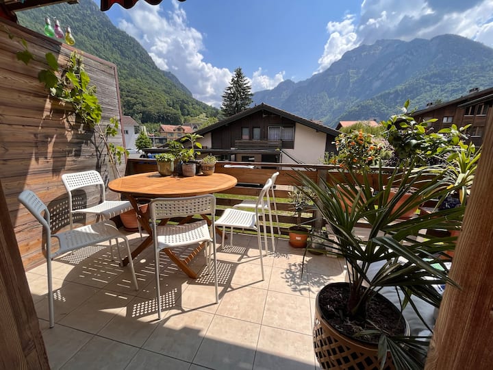Spacious, Central 4 Bedroom Apt - 1 Min From Train - Wilderswil