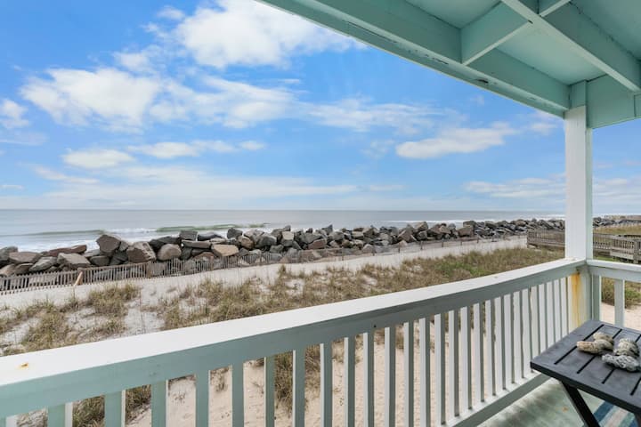 Beach Bliss- Oceanfront, 2 Blocks To Beach Access - Carolina Beach, NC