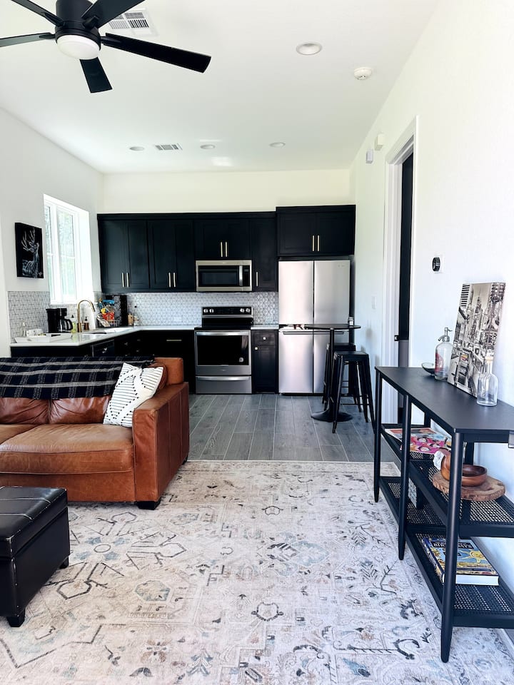 Quaint Casita Guest House - Driftwood, TX