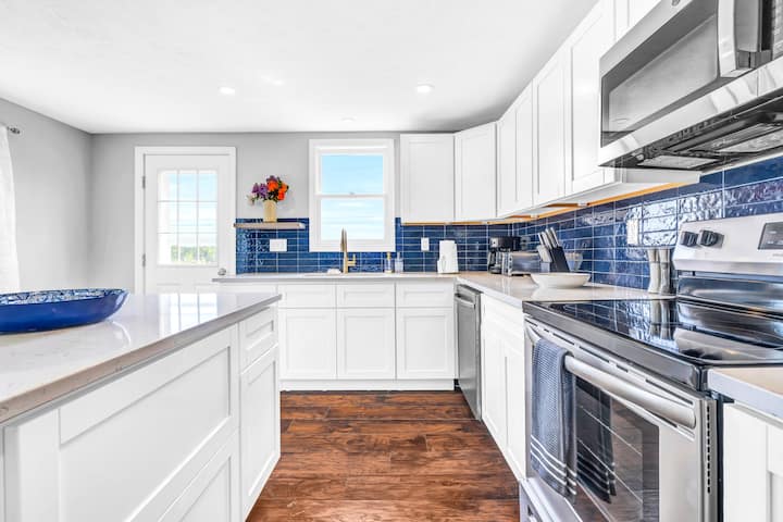 Home With Large Yard Water Views - Saco, ME