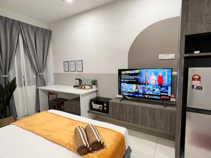 Room Suite Klia | 2pax | Netflix | Free Wifi |Pool - Dengkil