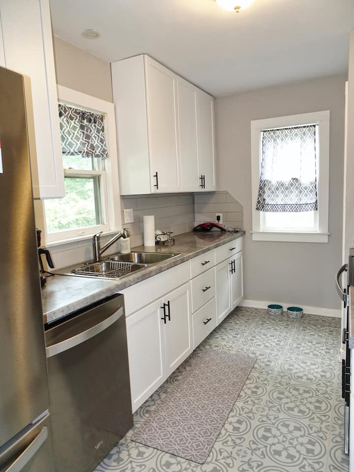 Benson Bungalow, 4 Beds, Pet Friendly, Big Yard - Omaha, NE