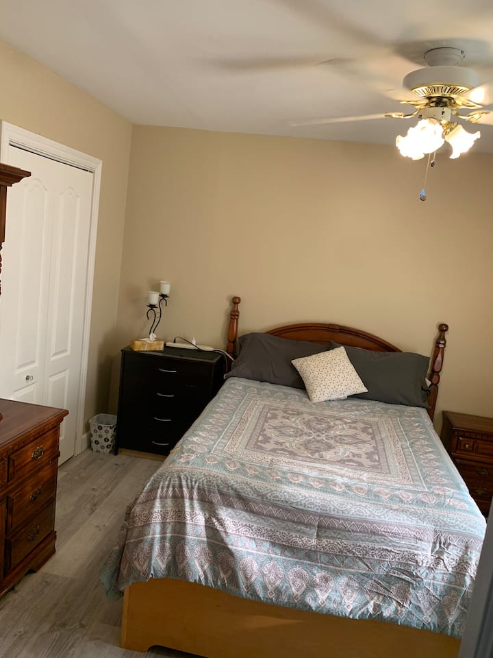Quiet Room #3 Over Massage Place - Timmins