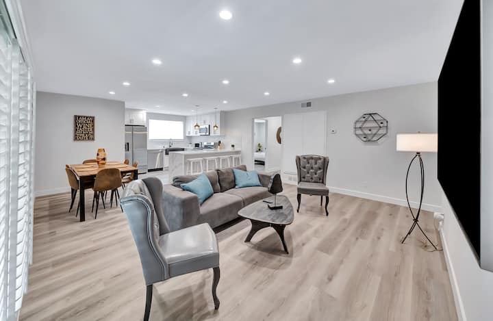 Elegant 5br W/ King Suites + Yard & Jacuzzi! - Calabasas, CA