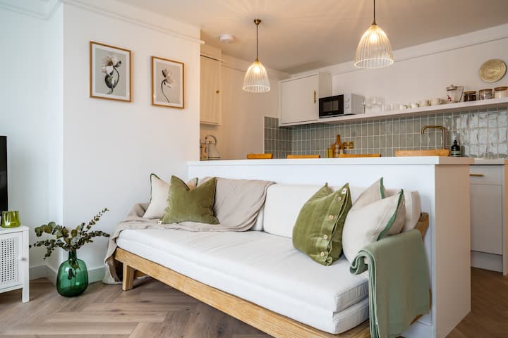 Luxe Contemporary Cotswold Pad- Heart Of Stow - Moreton-in-Marsh