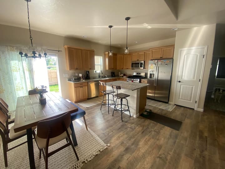 Berg Haus-dog Friendly, Hot Tub, Remote Friendly - Montrose, CO