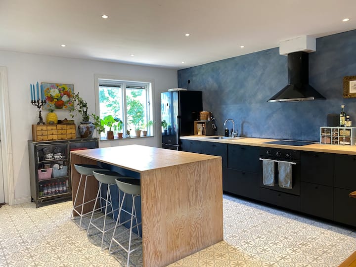 Trevåningshus Nära Ringmuren, Almedalen/hamnen - Visby