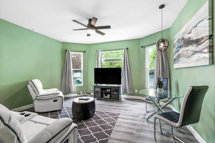 Beautiful Fully Remodeled 1 Bd Apt W/king Size Bd/ - Erie, PA