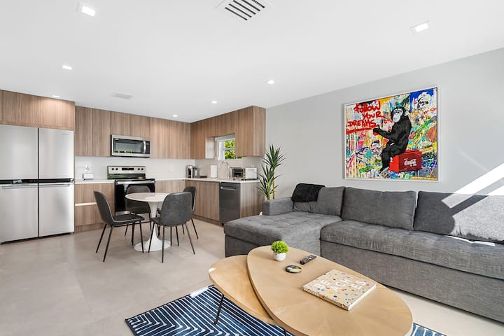 2 Bdrm Villa Hollywood Steps To Beach & Boardwalk - Hollywood, FL