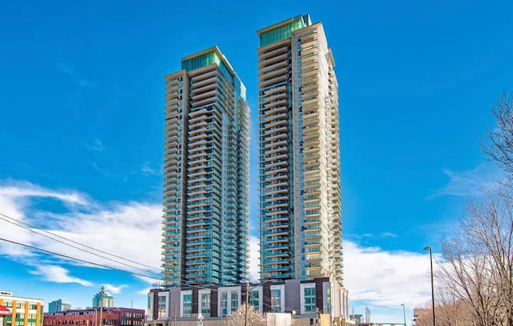“Beach”condo |Steps To Stampede | Gym |Parking| Ac - Calgary