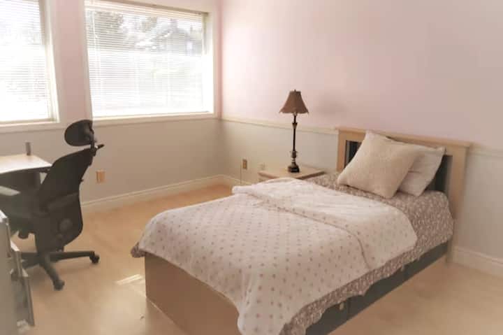 Quiet And Cozy Suite With Extra Room - Victoria