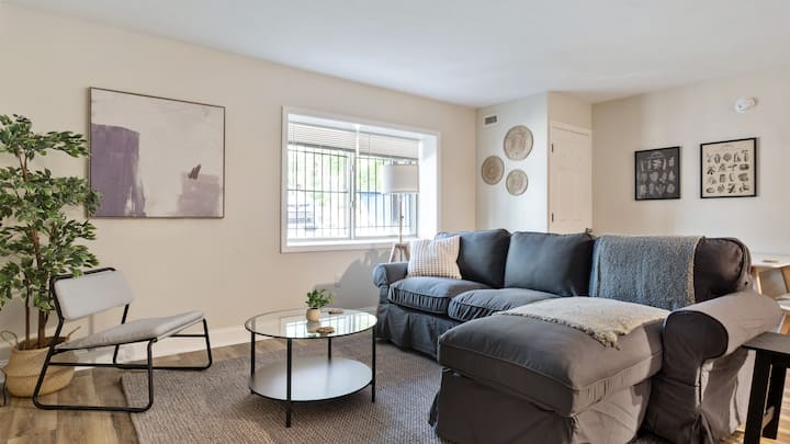 Modern 2br In East Liberty | Queen Beds • Parking - Pittsburgh