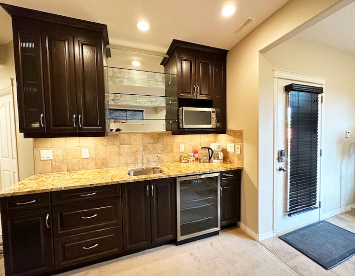 Spacious Walkout Basement Suite With 2 Bedrooms - Calgary