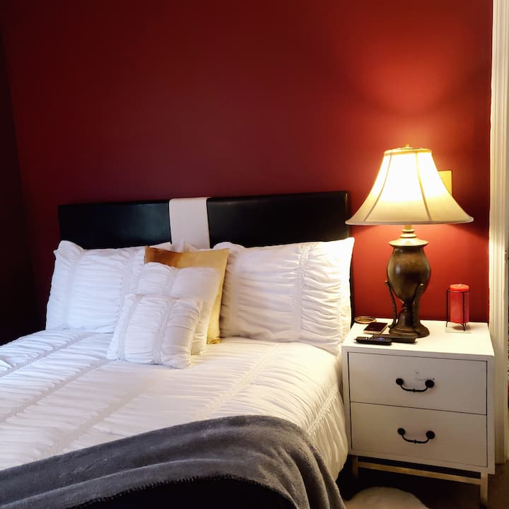The Oasis Pro Private Room Pond View. - Greenwood, IN