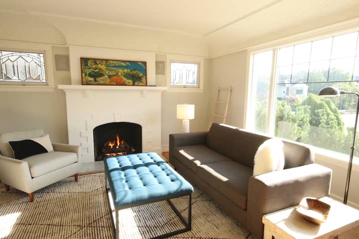 Ballard Brick Tudor • Fireplace • Dogs • Deck! - Loyal Heights - Seattle